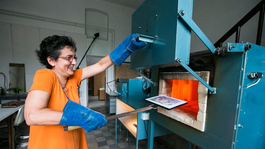 BAON - Zománcosok dolgoznak a Kecskeméti Alkotóházban