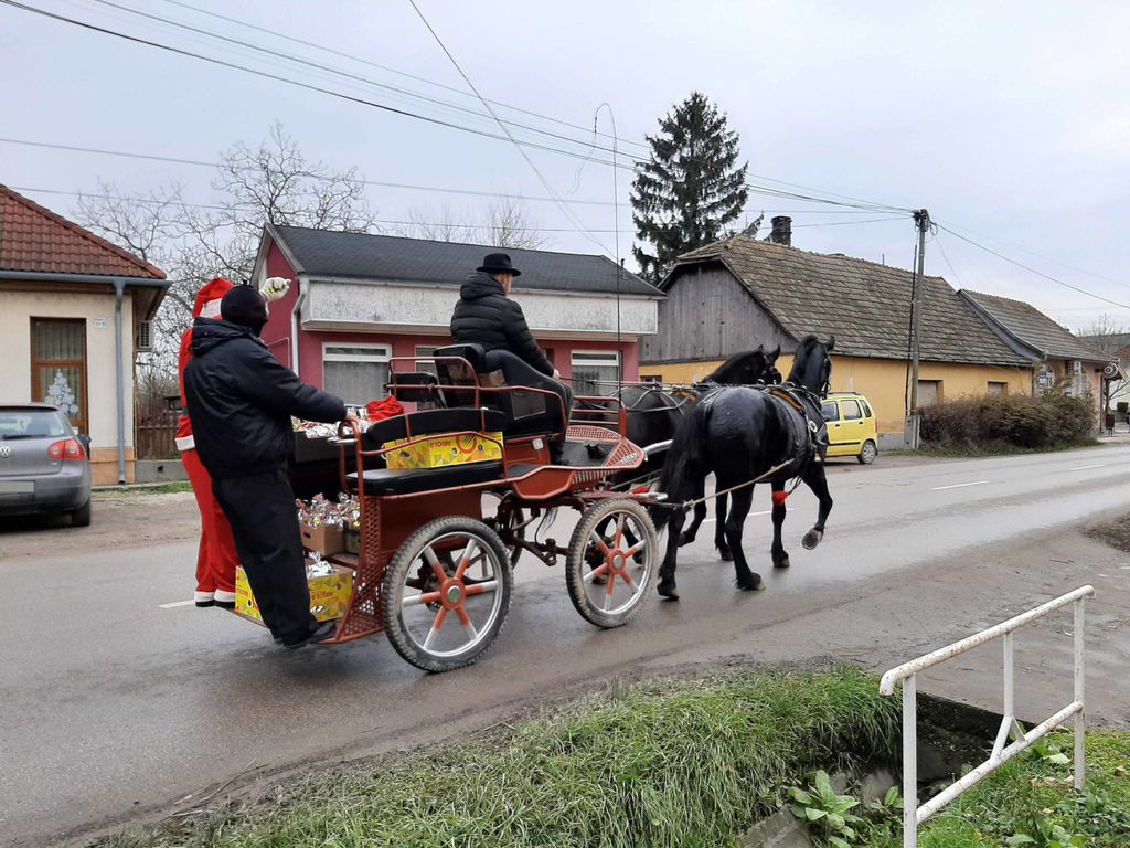 Ötszáz kunszentmiklósi gyermeket ajándékozott meg a Mikulás