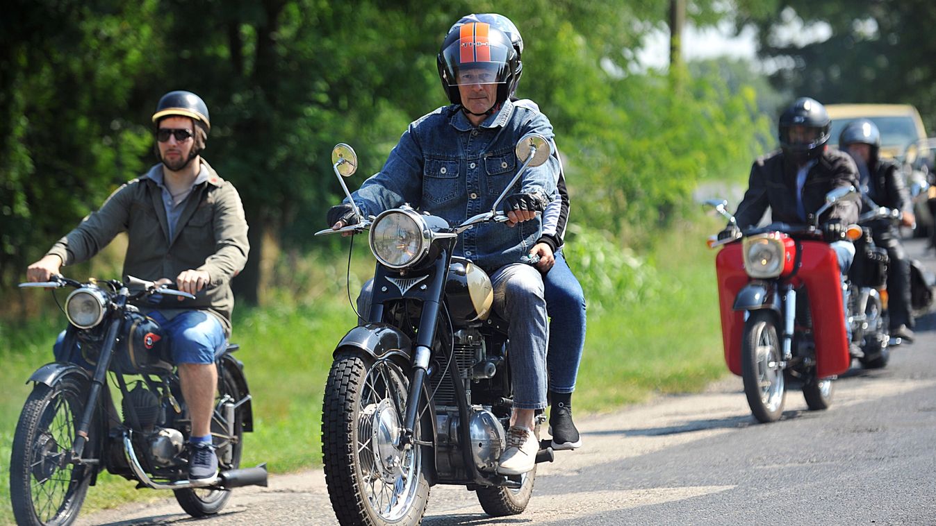Régi autók, motorok vonulnak fel Kalocsán