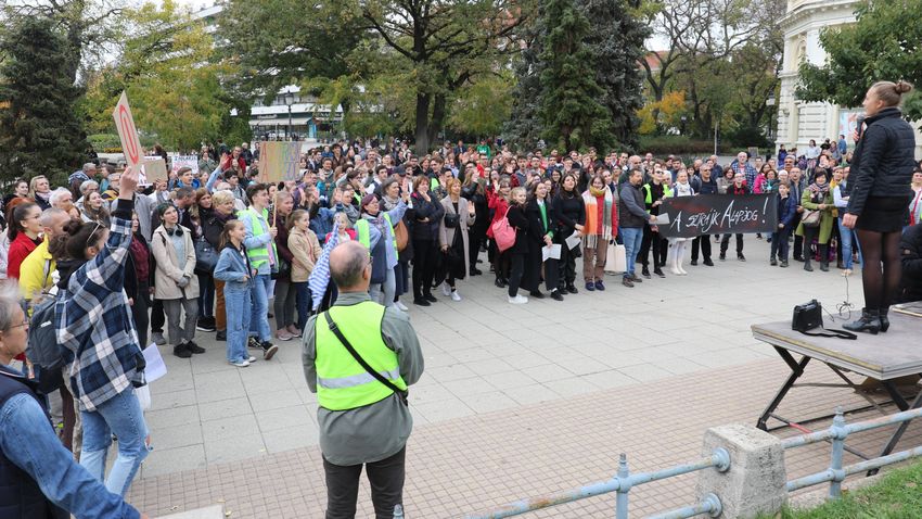 BAON - Diákok, szülők és tanárok tartottak demonstrációt Kecskemét főterén