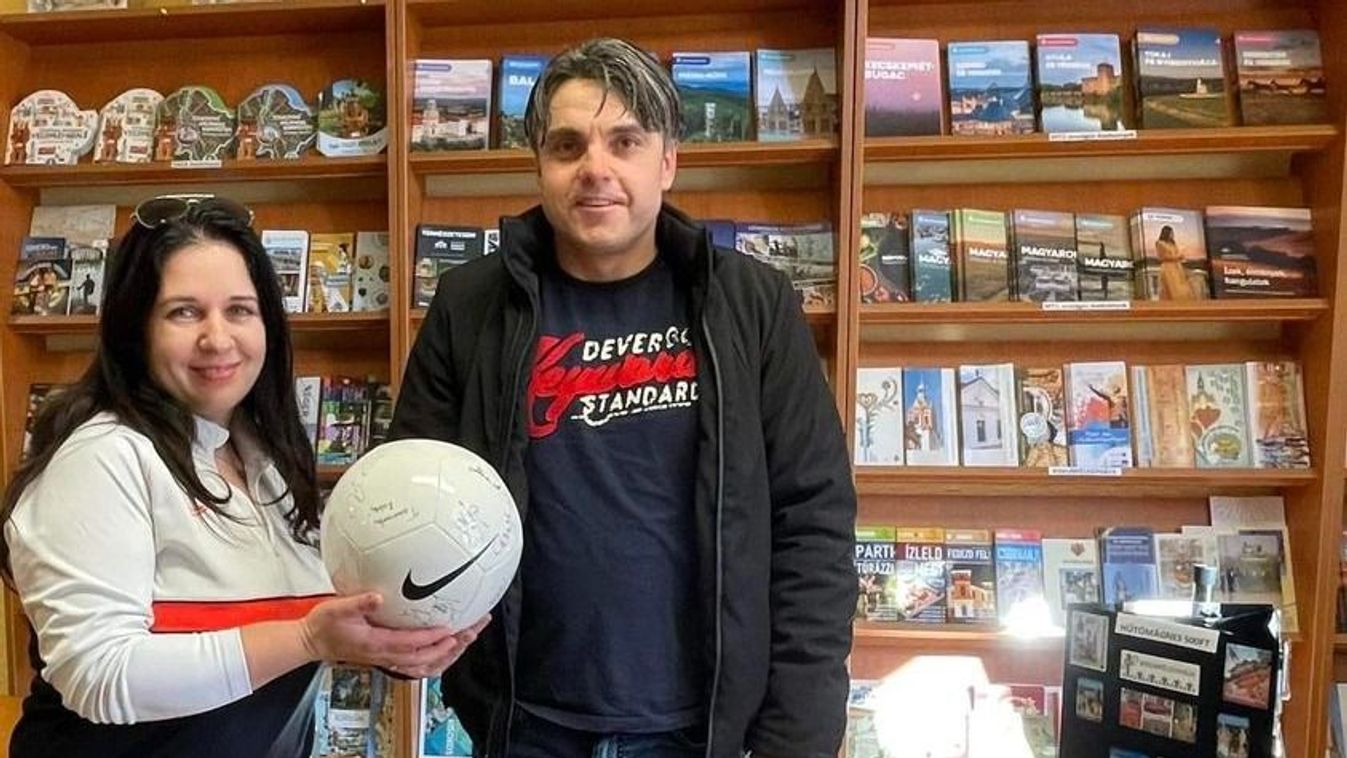 A magyar futballválogatott által dedikált labdára lehet licitálni
