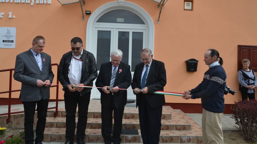 BAON - A Petőfi-szobor átadása után felavatták a megújult ágasegyházi hivatalt is – galériával