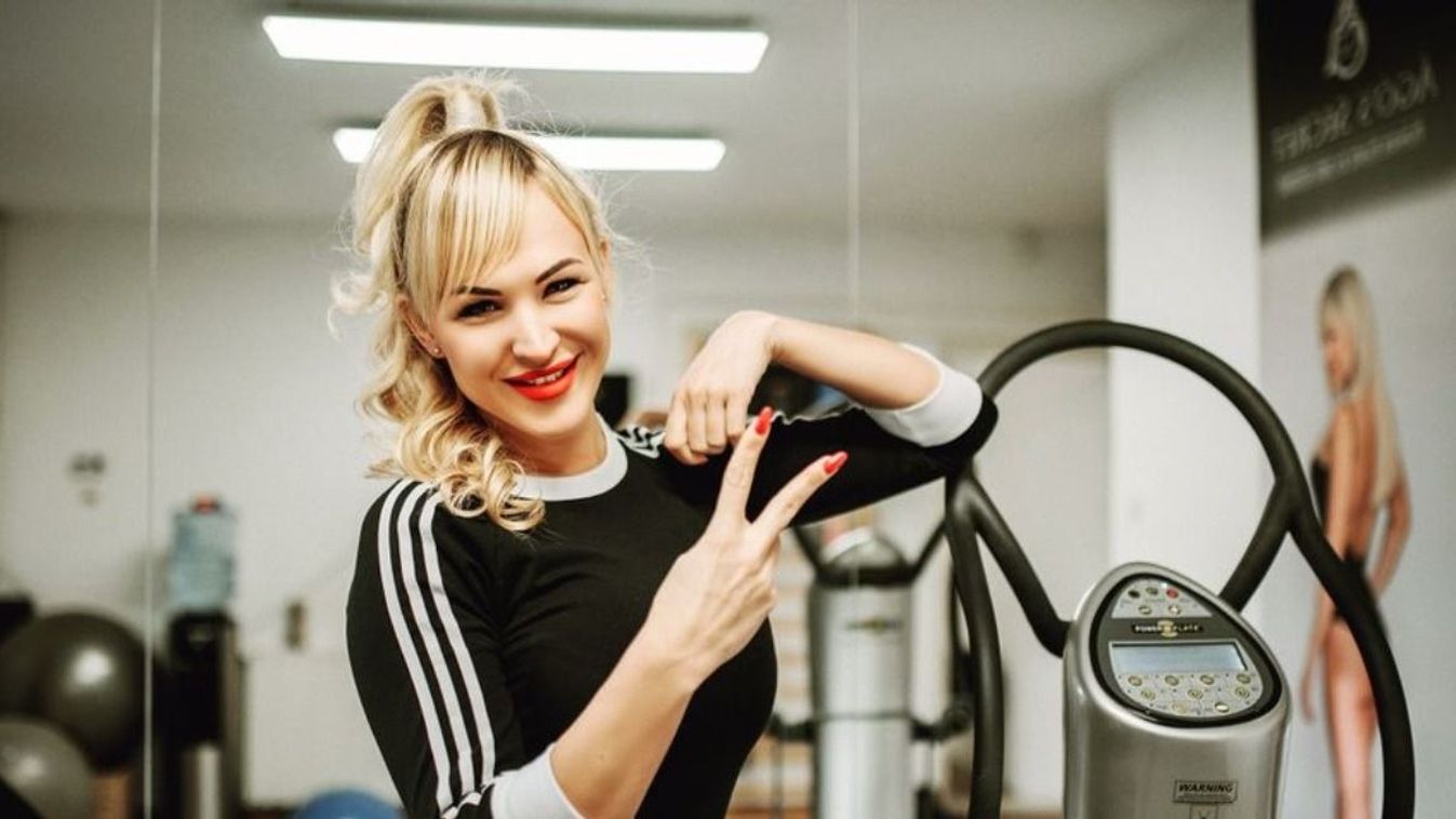 Bikiniben Mutatta Meg Csodás Alakját Farkas Ágó