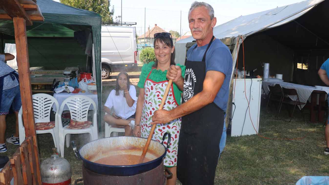 Tizenhárom mázsa pacal mellett, birka, kakas és marha is rotyogott a ...