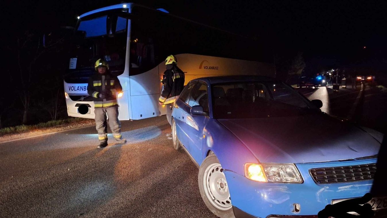 Két autó és egy busz karambolozott a 44-es főúton