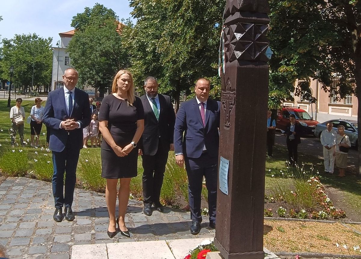 Összetartozásnapi megemlékezést tartottak Baján – galériával