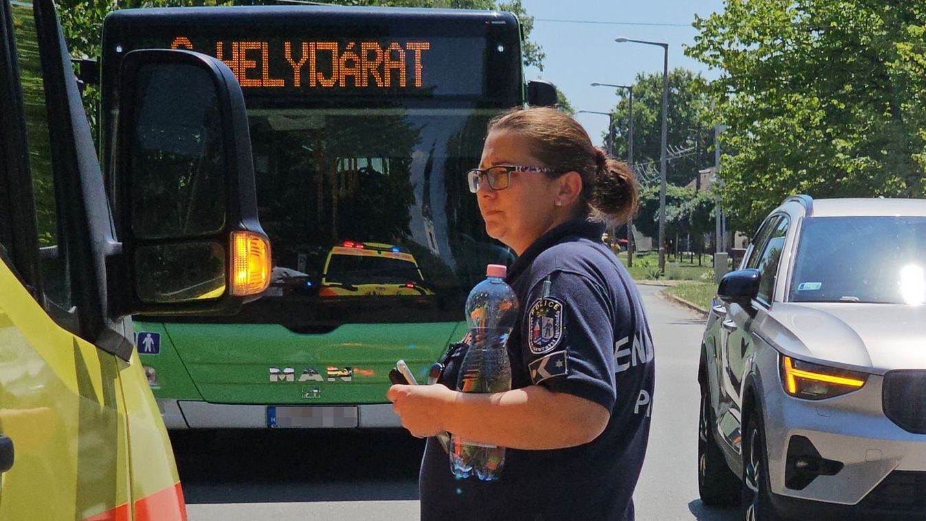 Álló busz előtt szaladt át egy kisgyerek, amikor egy autó elütötte Halason – galériával