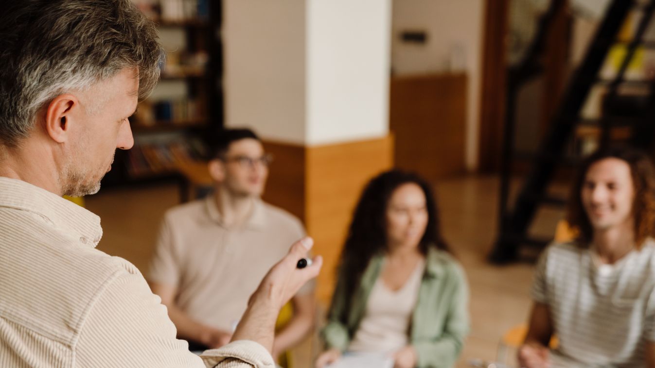 Balkáni utazásuk újabb részleteiről mesél Fodor Róbert a bajai könyvtárban