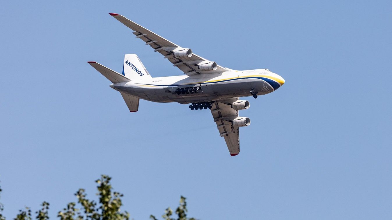 Elképesztő méretek! Egy Antonov AN-124-100 Ruslan landolt Kecskeméten