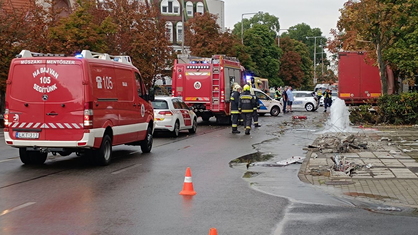 Kamion hajtott parkoló autók közé Baján, egy tűzcsapot is kidöntött – képekkel, videóval