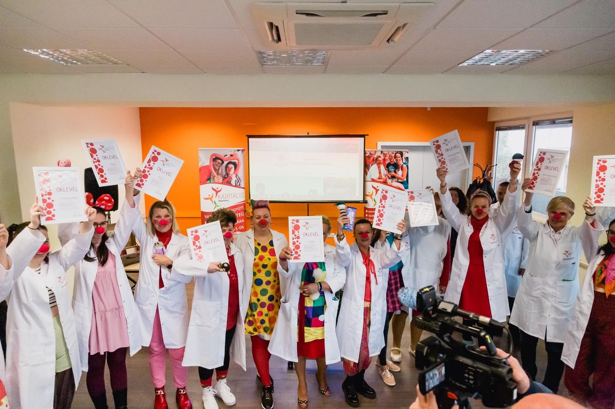 Gyógyító bohócdoktorként önkénteskedik a kórházak gyermekosztályán ...