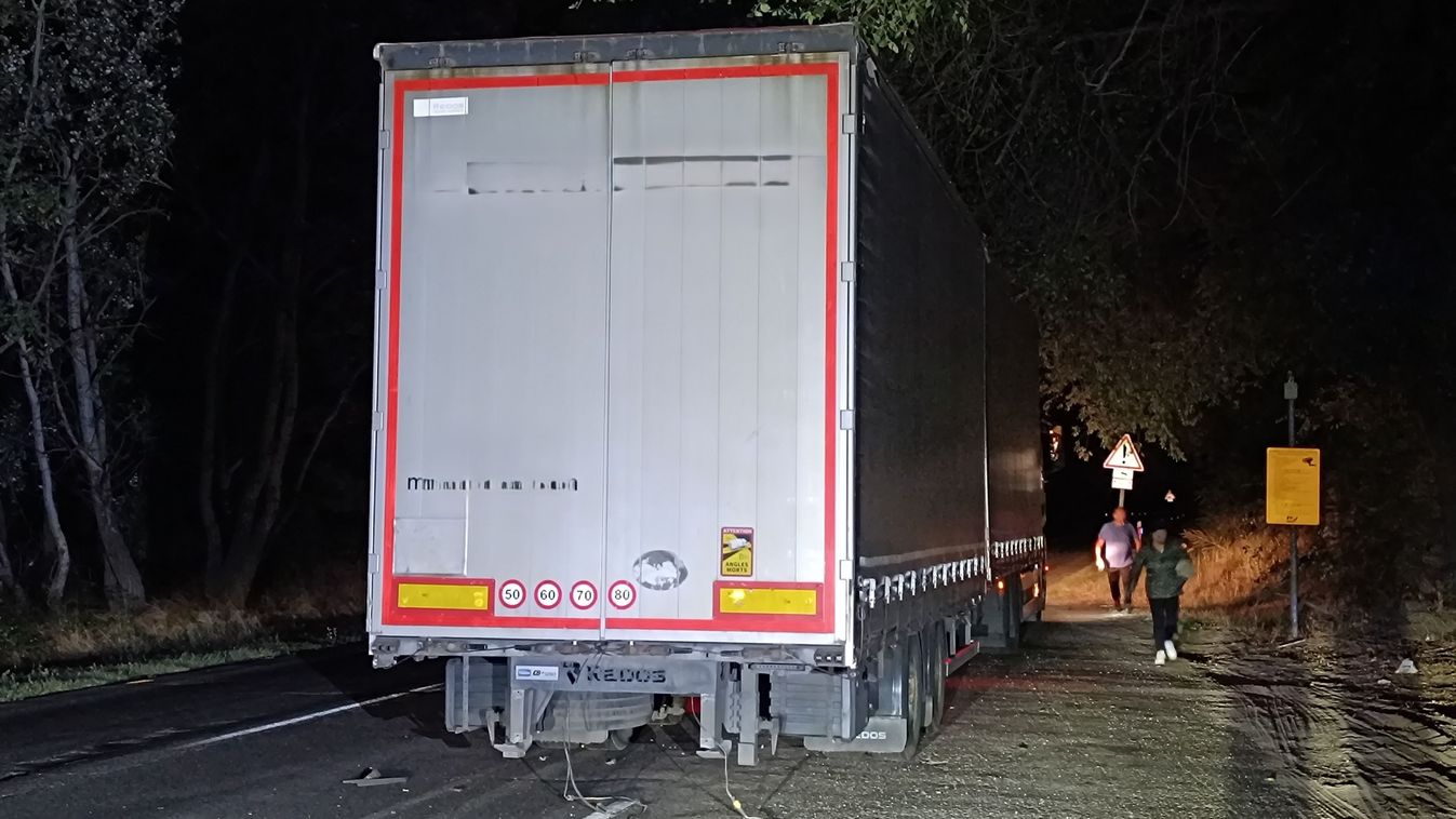 Kamionnak csapódott egy autó Kiskunhalas közelében