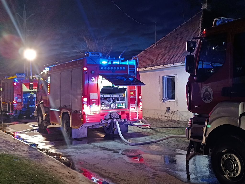 Családi ház kapott lángra Borotán – fotók, videó