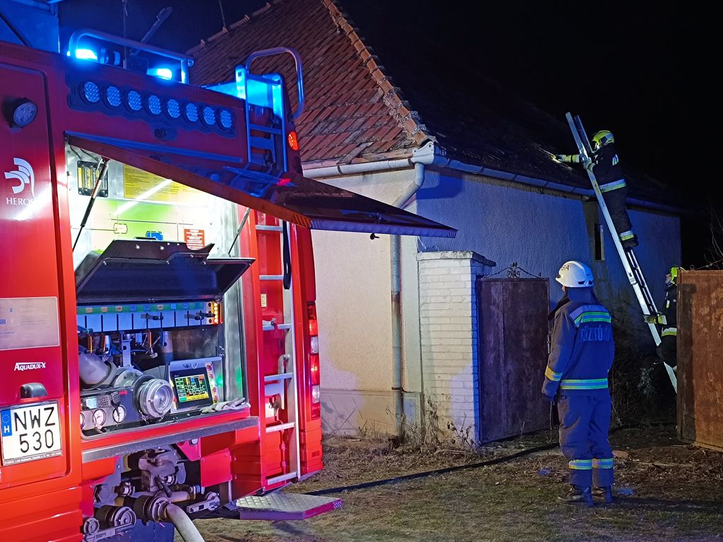 Családi ház kapott lángra Borotán – fotók, videó