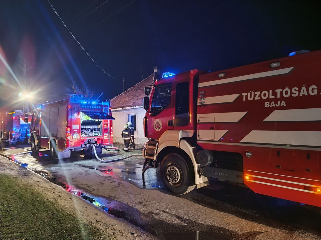 Családi ház kapott lángra Borotán – fotók, videó