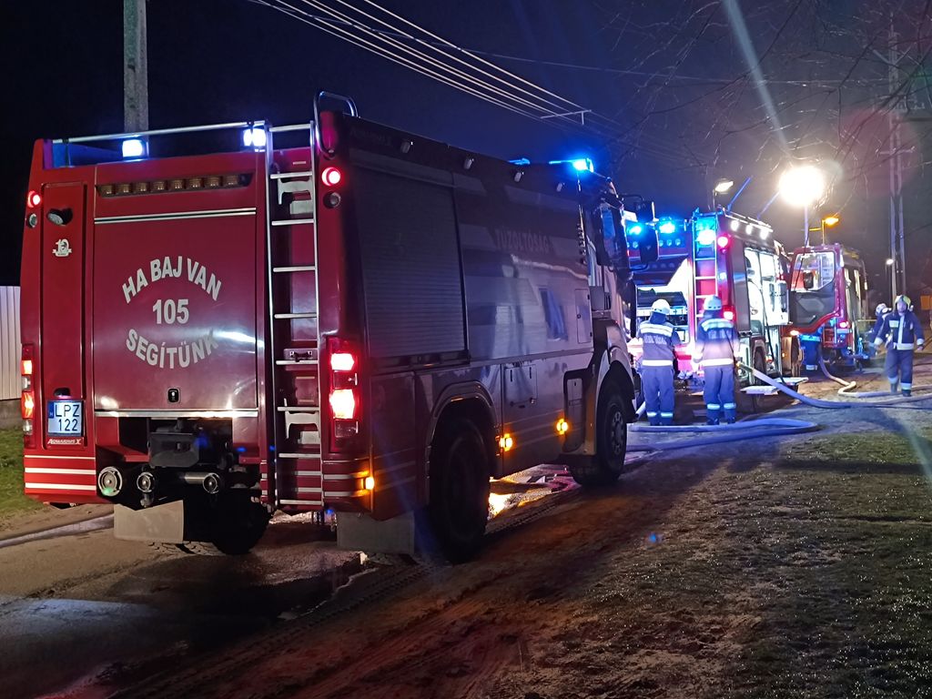 Családi ház kapott lángra Borotán – fotók, videó
