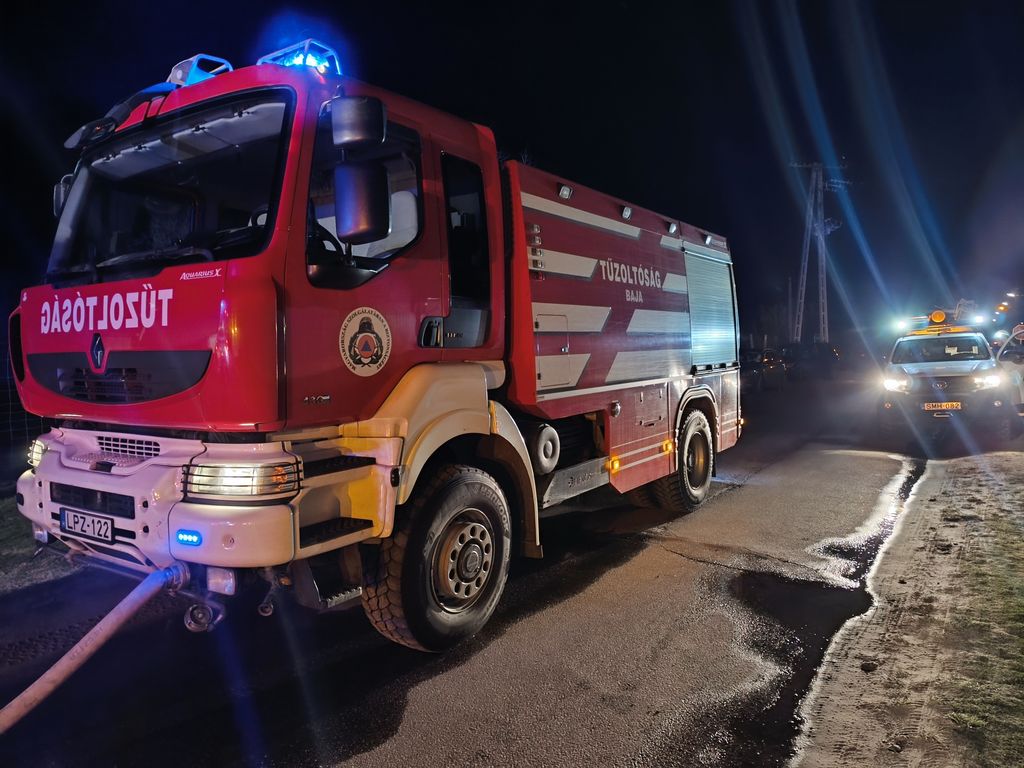 Családi ház kapott lángra Borotán – fotók, videó