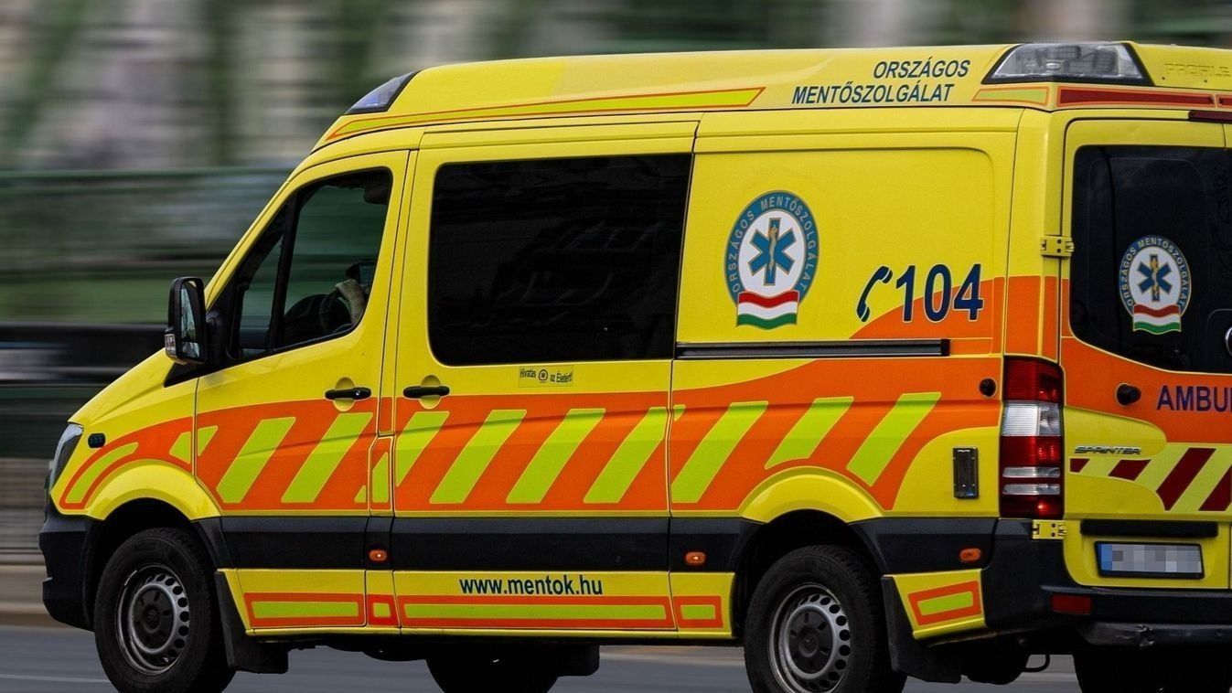 Felborult egy kamion az M5-ösön, mentő is érkezett a helyszínre