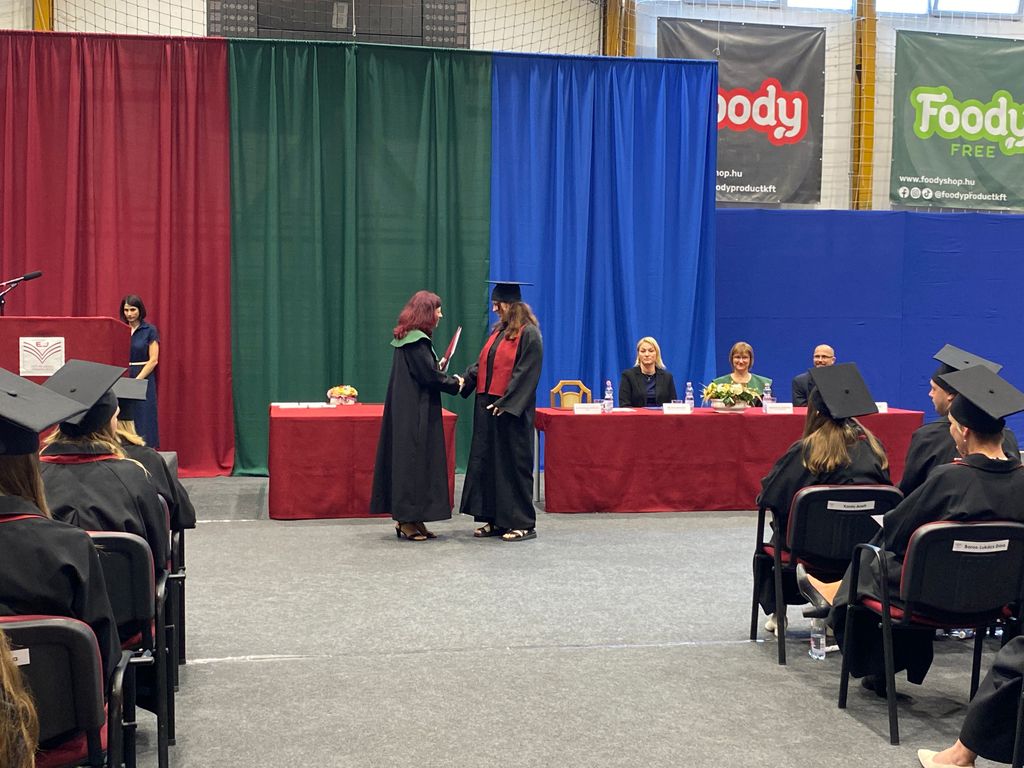 Átvették okleveleiket a végzősök a bajai diplomaosztón