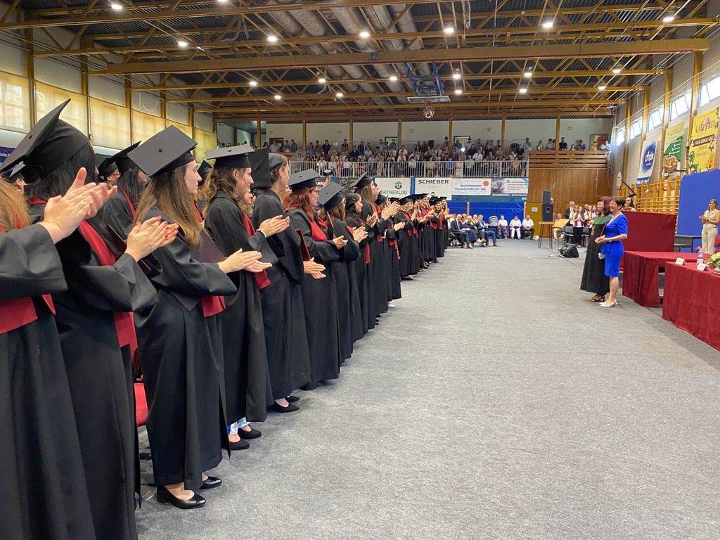 Átvették okleveleiket a végzősök a bajai diplomaosztón