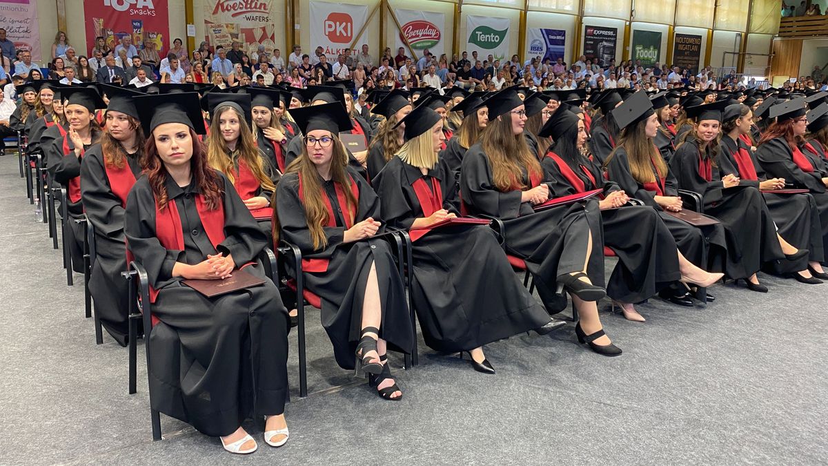 Átvették okleveleiket a végzősök a bajai diplomaosztón