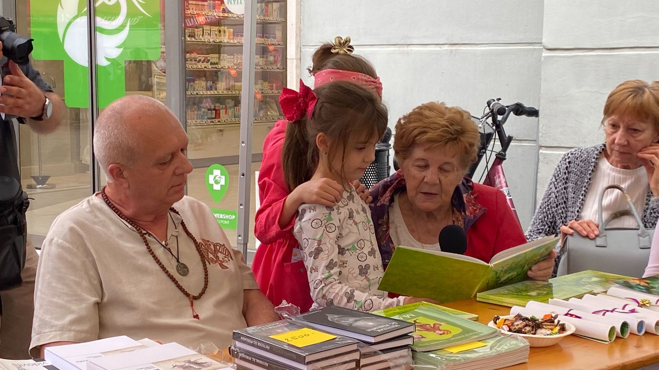 A Sétáló utcában várta az olvasókat a bajai könyvtár